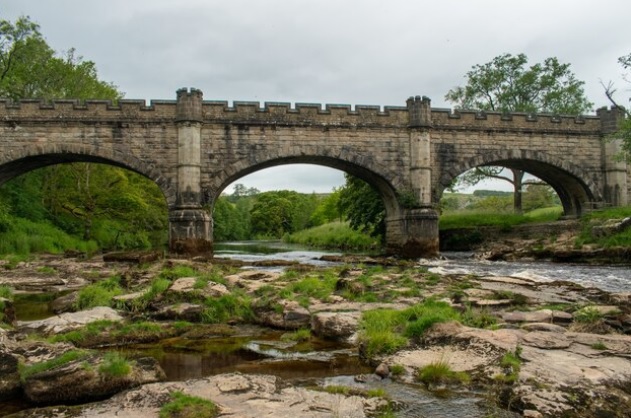Ponte di laterizio: il fiume sotto il ponte di correnti e ricordi Ponte di laterizio: il fiume sotto il ponte di correnti e ricordi